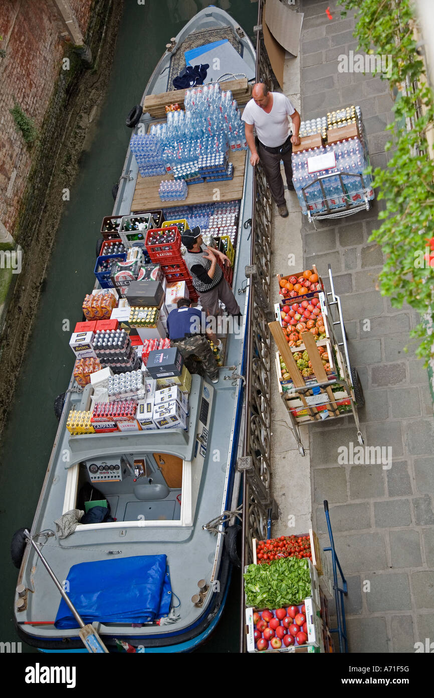 Barges offloading hi-res stock photography and images - Alamy