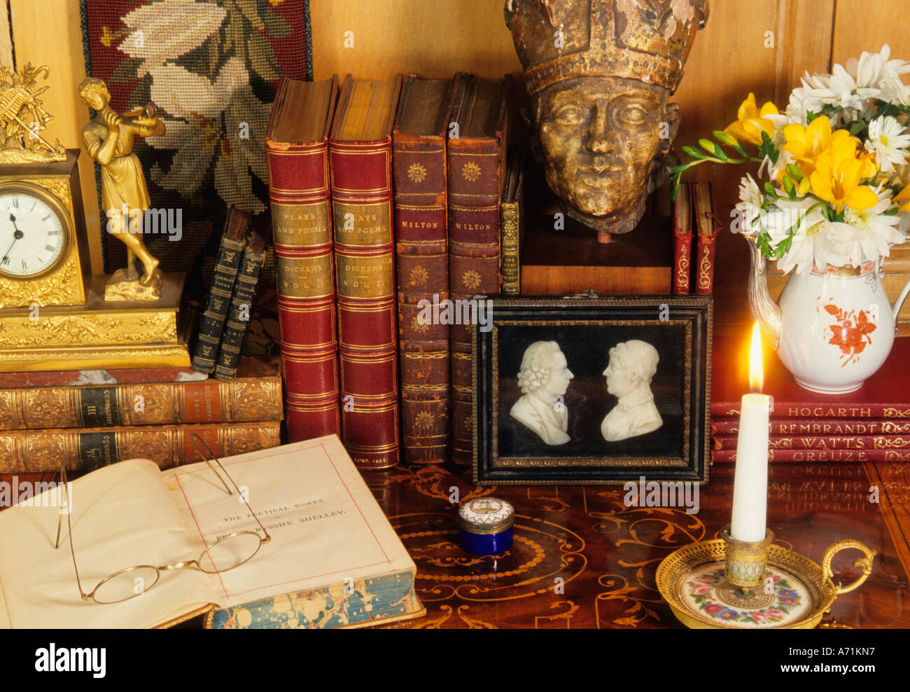 Mementos on table hi-res stock photography and images - Alamy