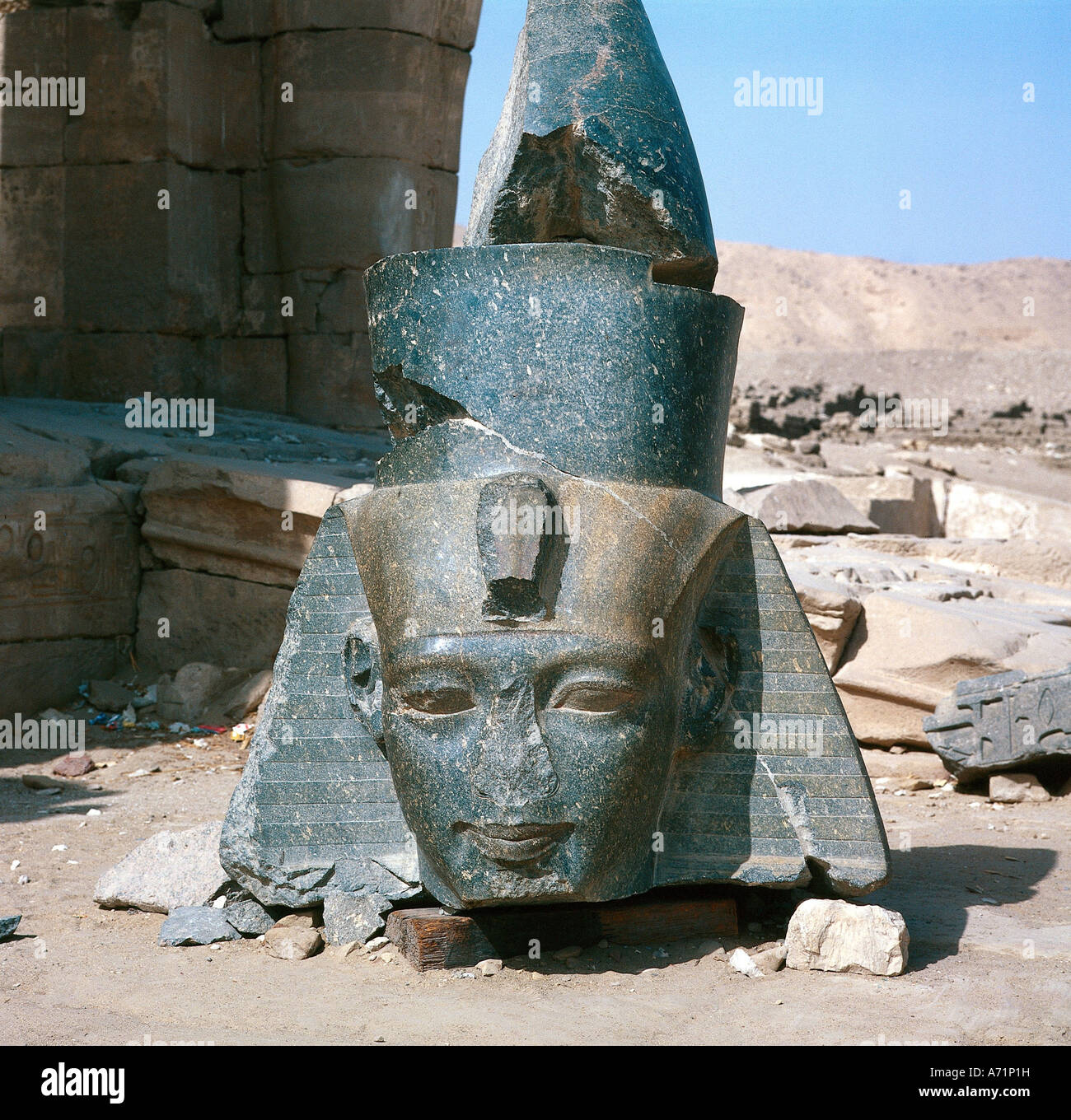 Colossus of king ramses ii hi-res stock photography and images - Alamy