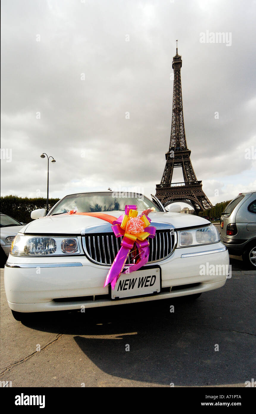 Wedding limo by Eiffel tower Paris France Stock Photo - Alamy