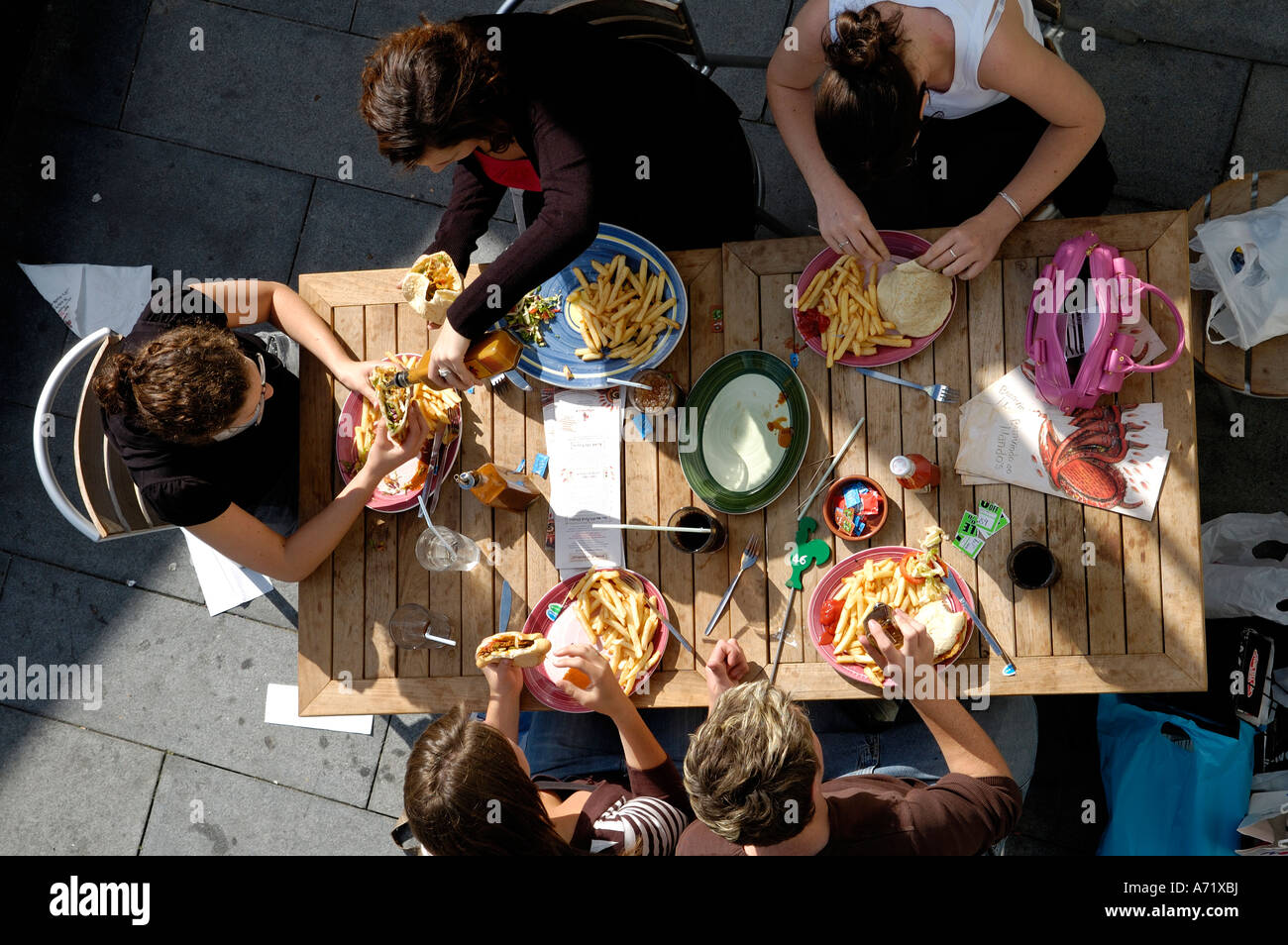 Group eating outdoor restaurant hi-res stock photography and images - Alamy