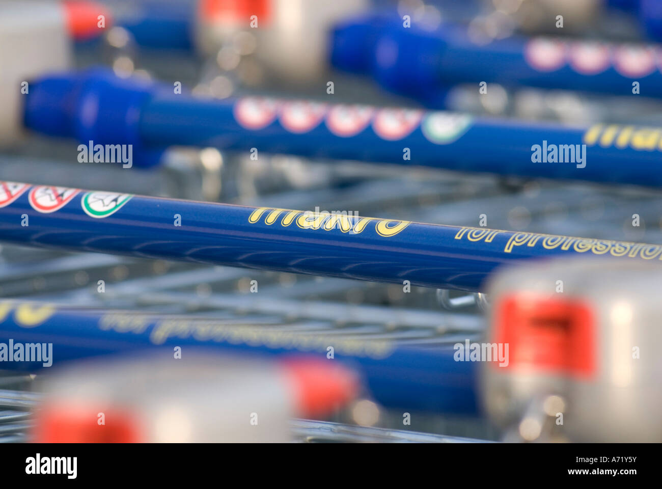 Coin operated trolley hi-res stock photography and images - Alamy