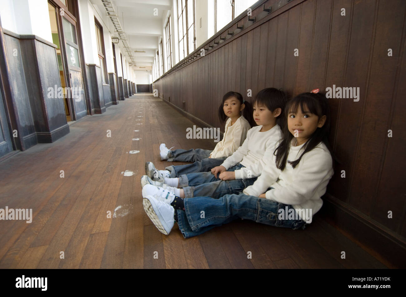 Three children sitting in a row hi-res stock photography and images - Alamy