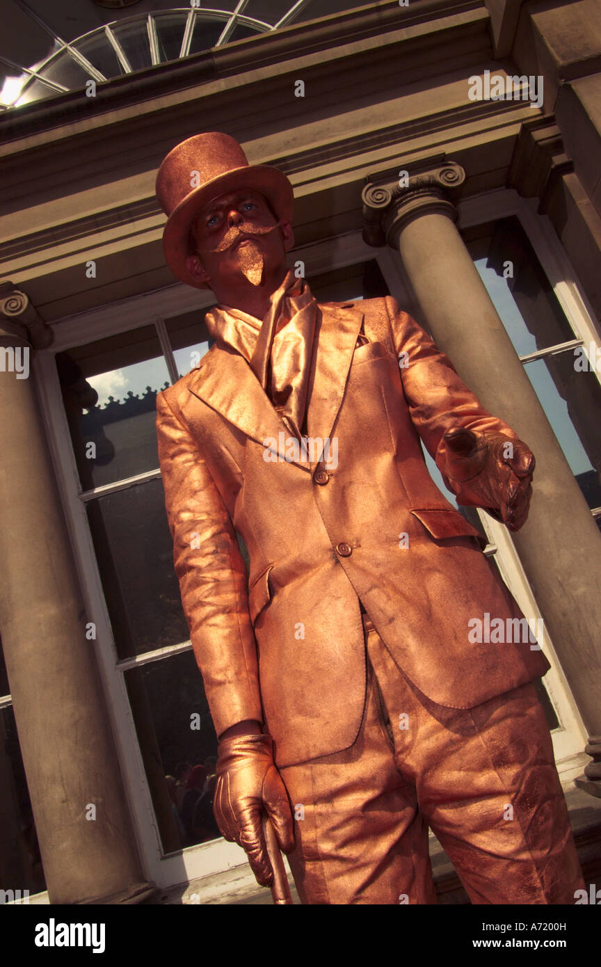 a mime artist at Edinburgh festival painted gold Stock Photo - Alamy