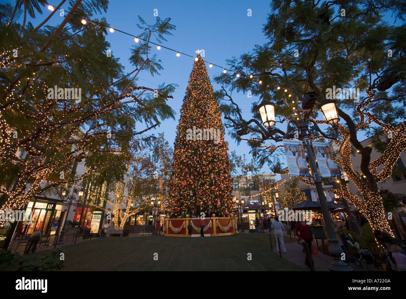 Christmas Tree The Grove Shopping Center Los Angeles California United ...