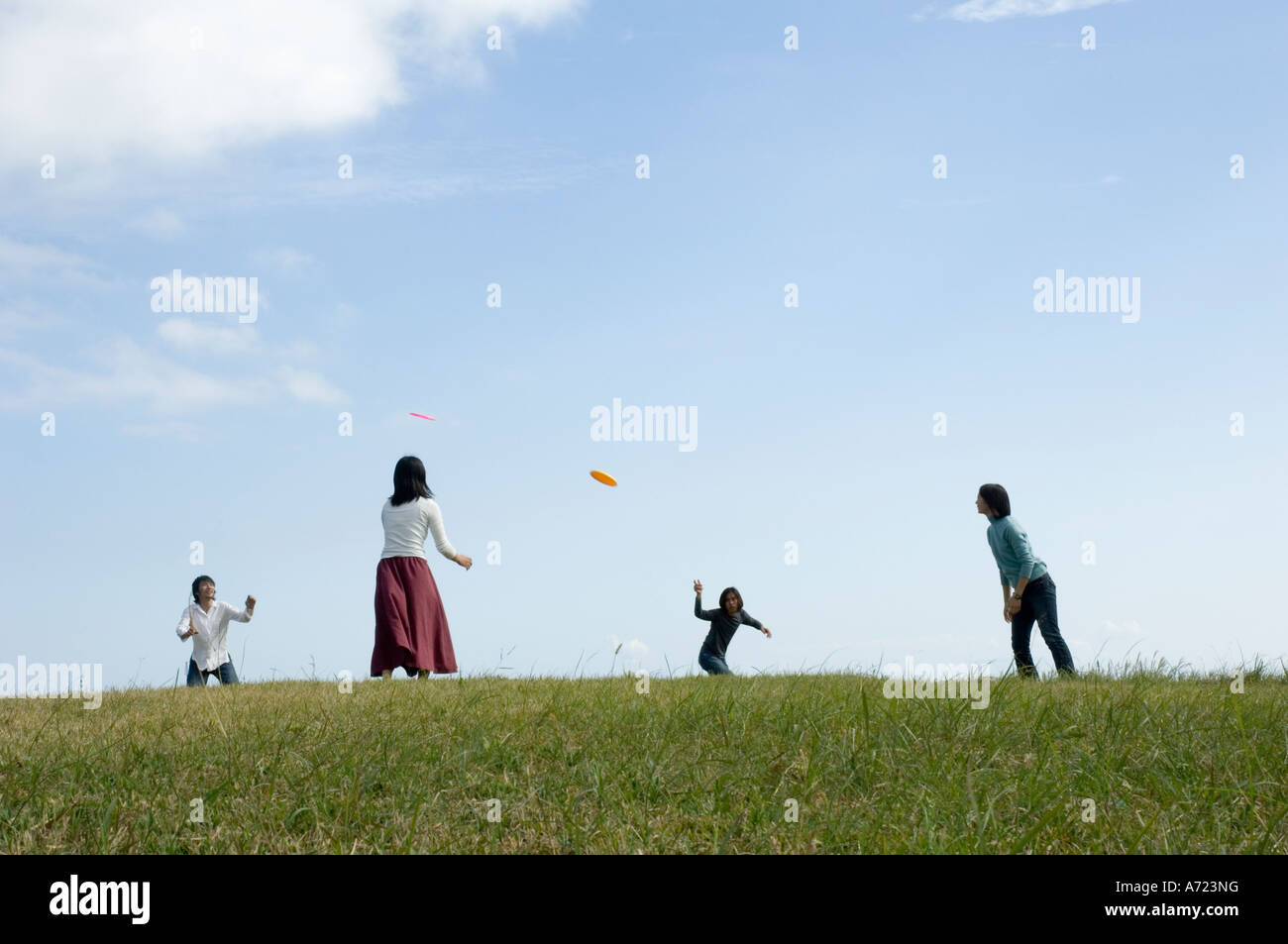 People playing flying disc hi-res stock photography and images - Alamy