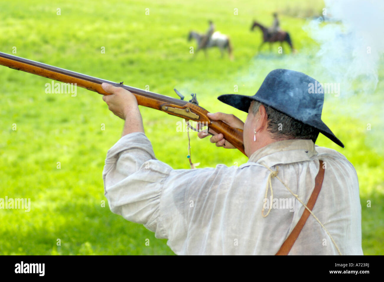 Flintlock firing hi-res stock photography and images - Alamy