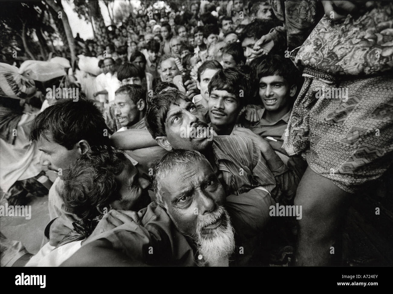 People struggle to get food aid Stock Photo - Alamy