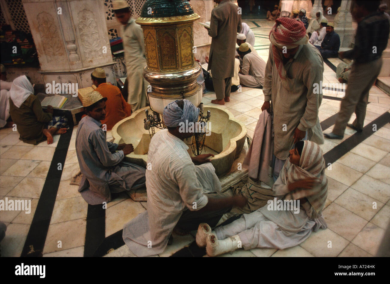 People praying at the Data Ganj Bakhsh shrine, Lahore, Pakistan Stock ...