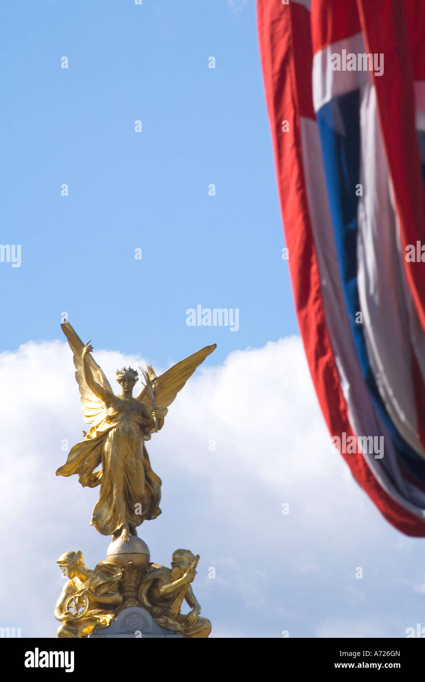 Buckingham palace queen flag hi-res stock photography and images - Alamy
