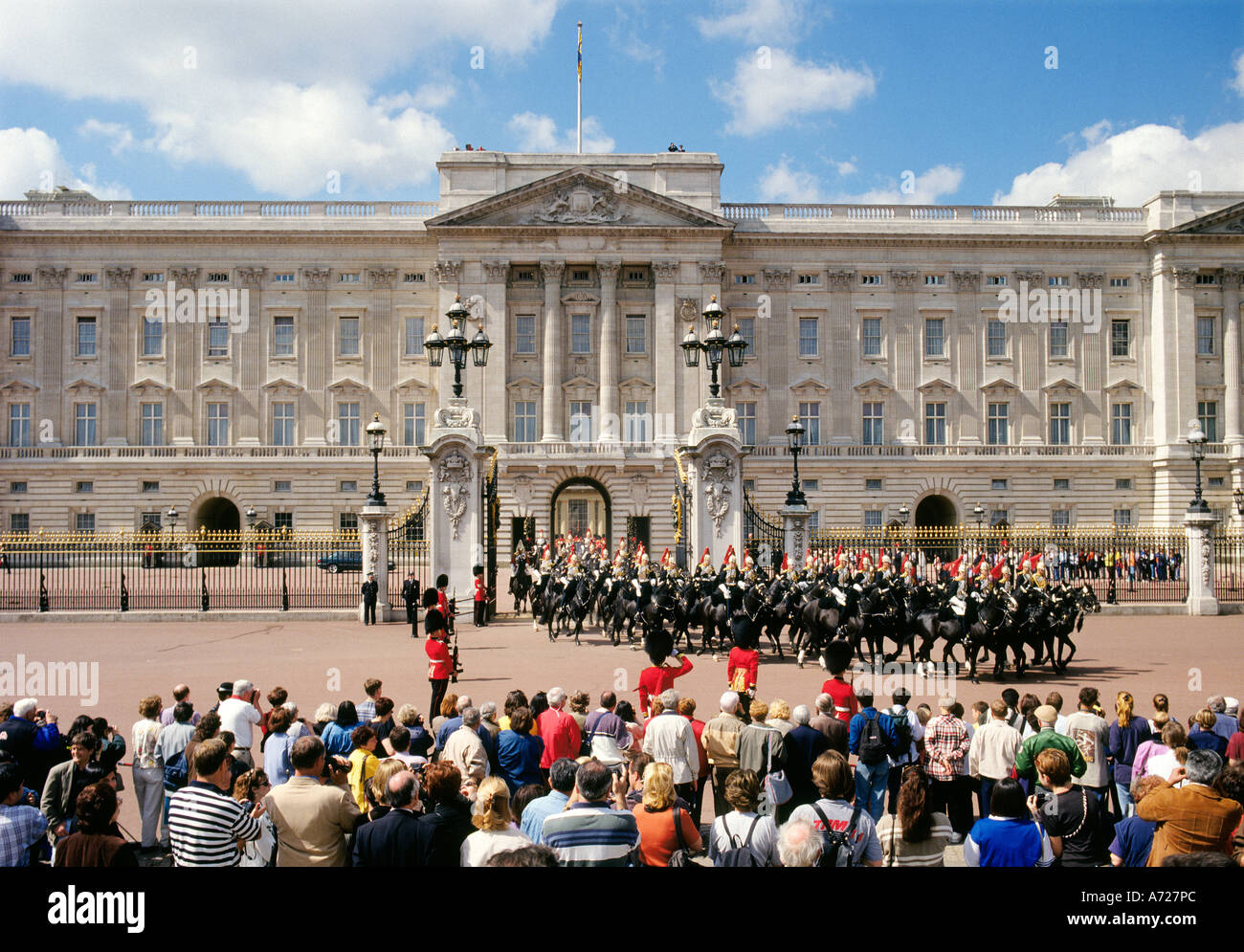 Buckingham palace courtyard hi-res stock photography and images - Alamy