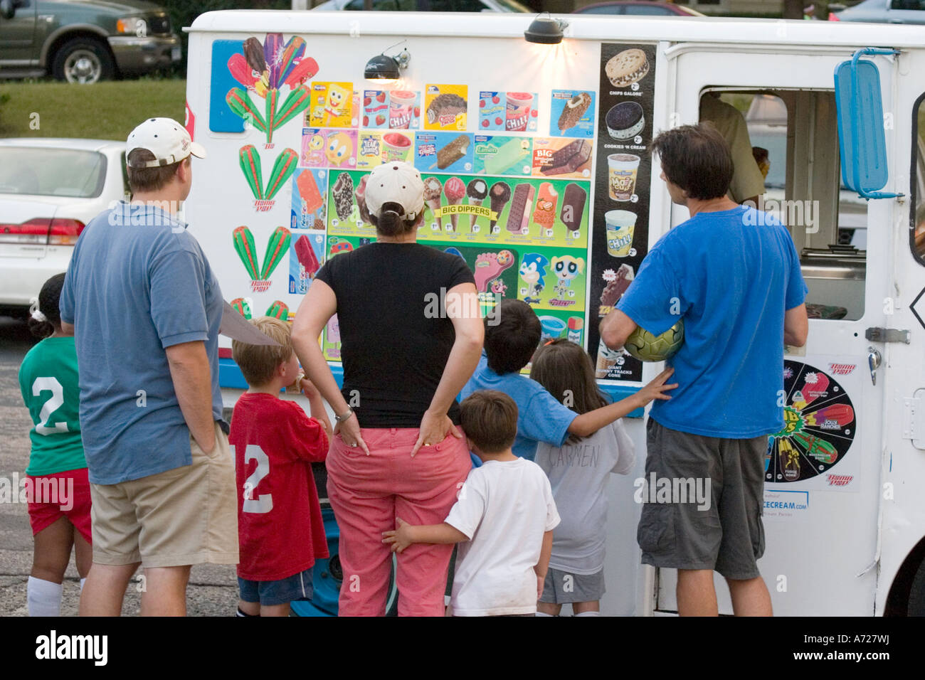 Children and ice cream truck hi-res stock photography and images - Alamy