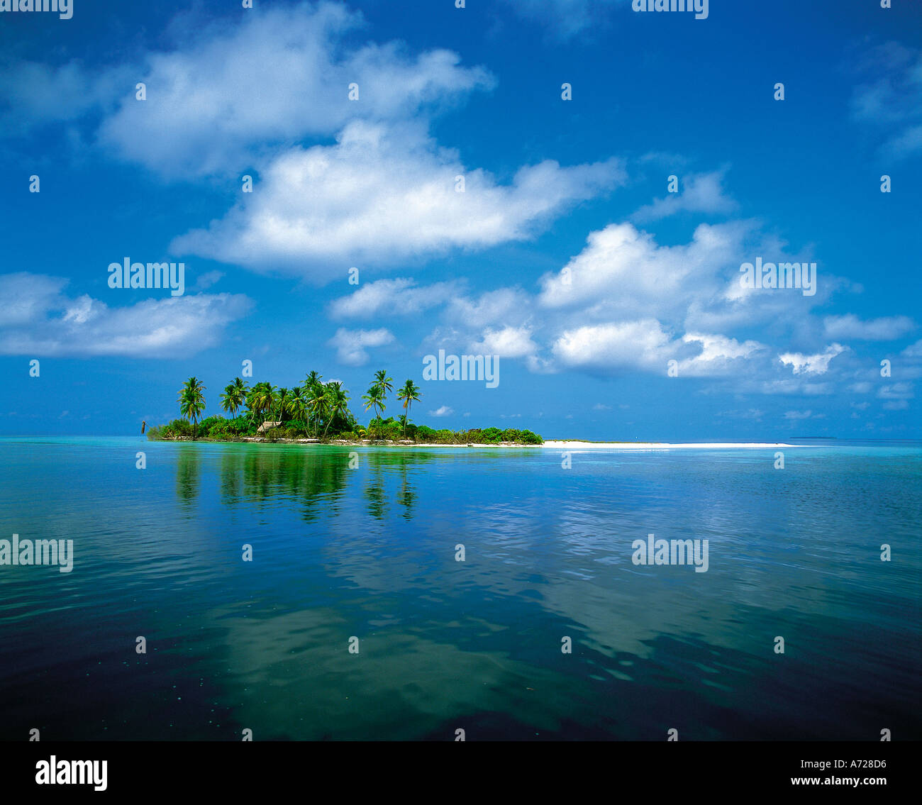 Maldive coral atolls hi-res stock photography and images - Alamy