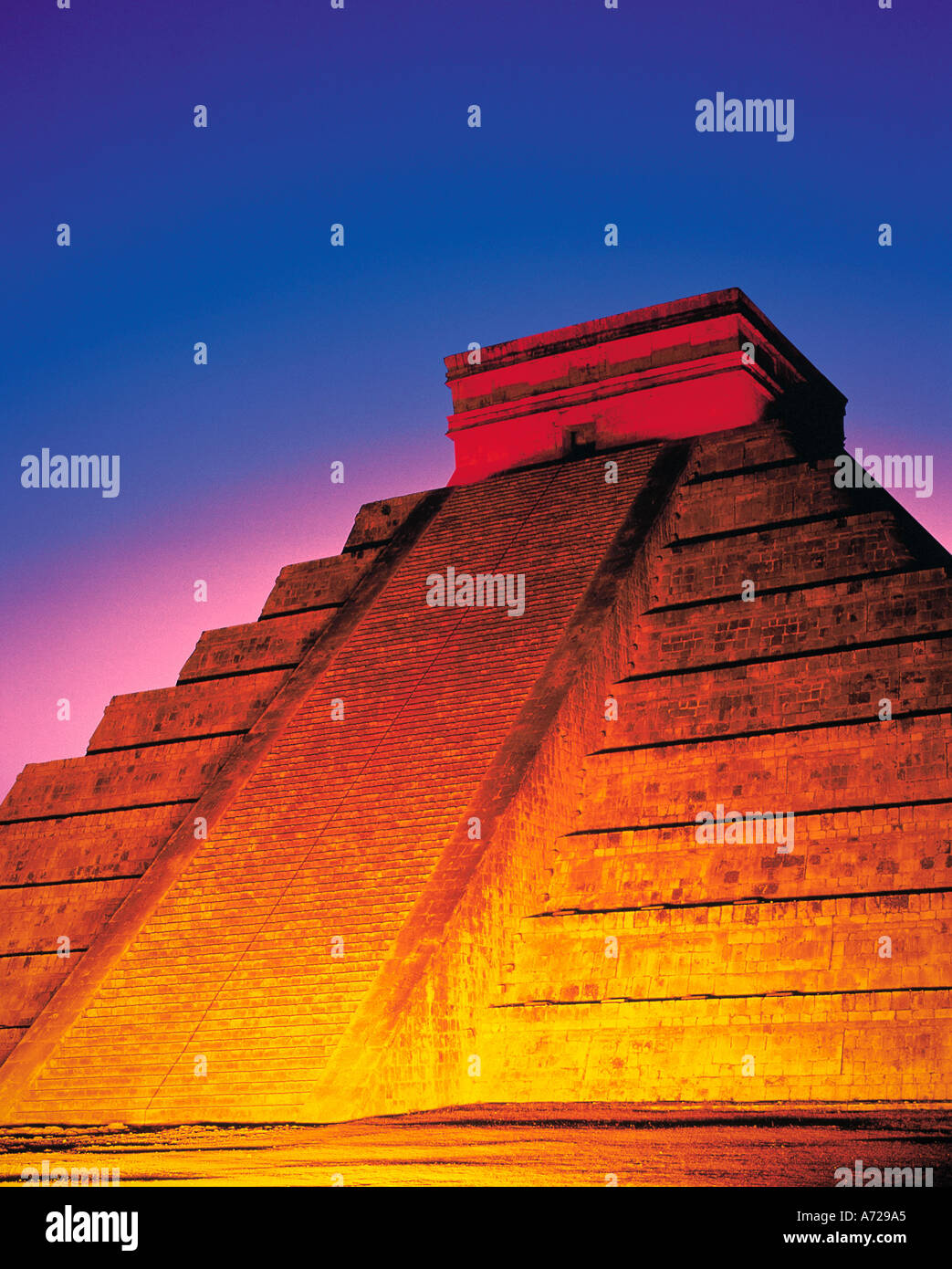 Mayan pyramid at chichen itza at night hi-res stock photography and ...
