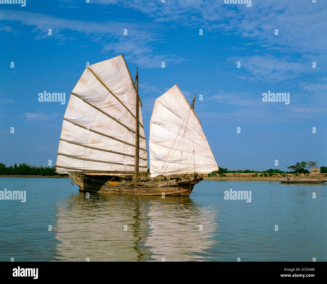 Traditional Chinese Junk sailing on river in China Stock Photo - Alamy