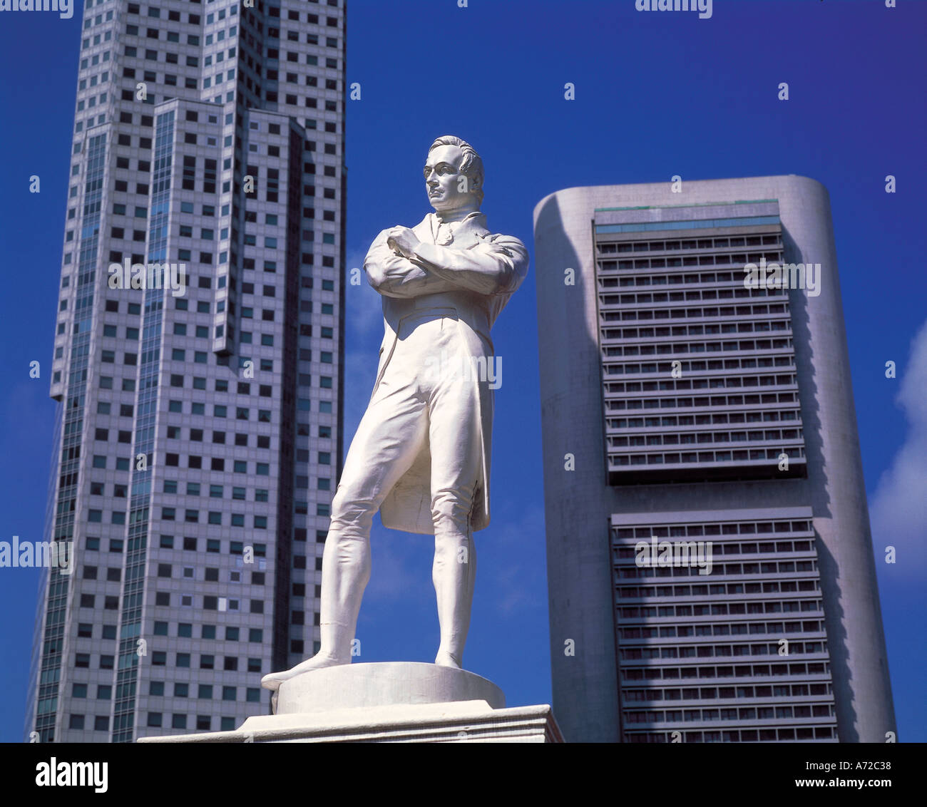 Statue of Sir Stamford Raffles Singapore Stock Photo - Alamy