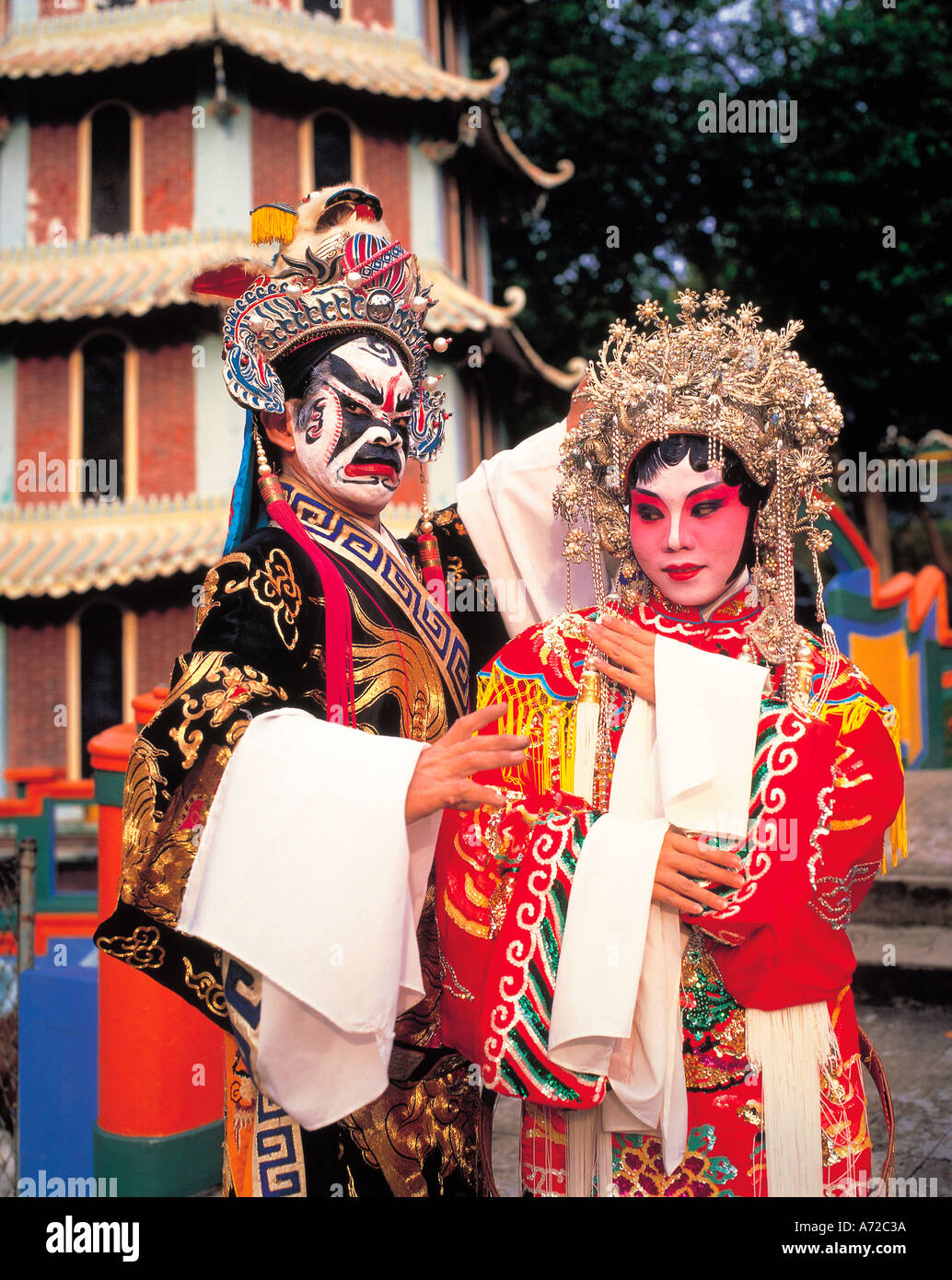 Singapore traditional chinese opera hi-res stock photography and images ...