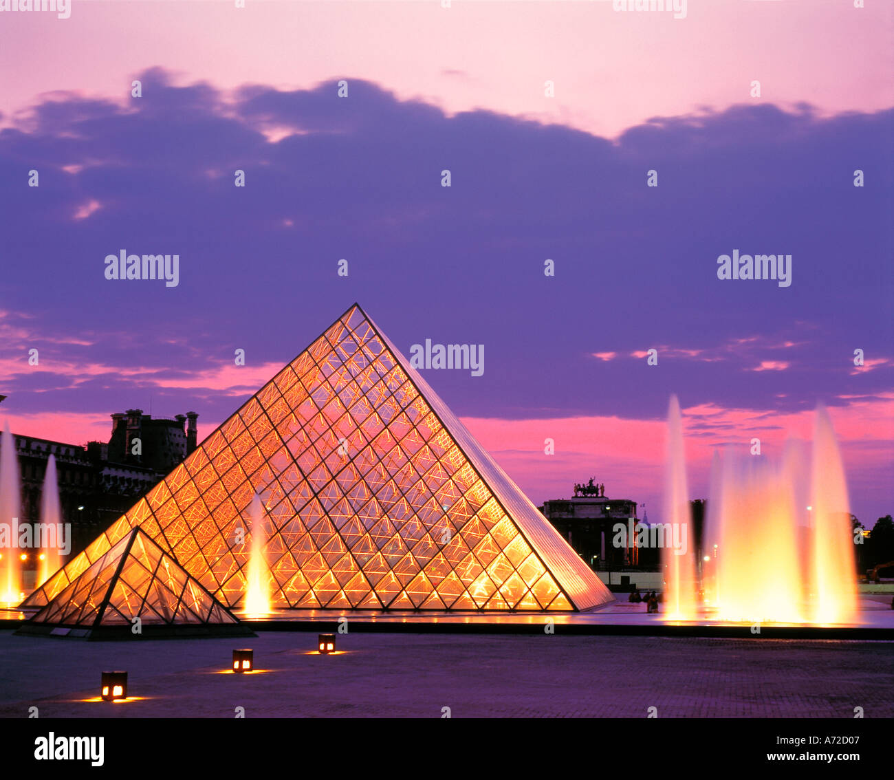 Pyramid lights fountains hi-res stock photography and images - Alamy