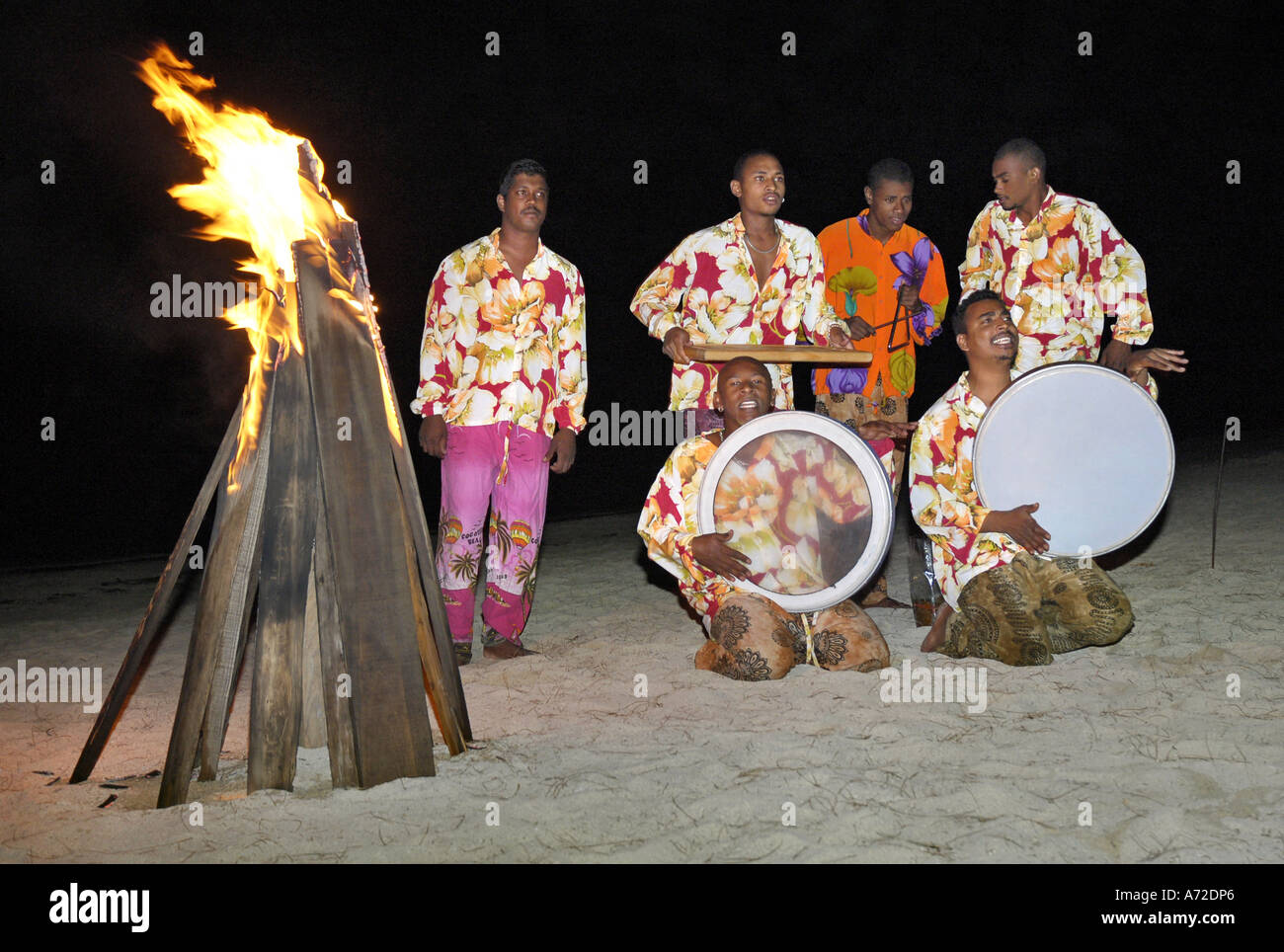 African man beating drum hi-res stock photography and images - Alamy