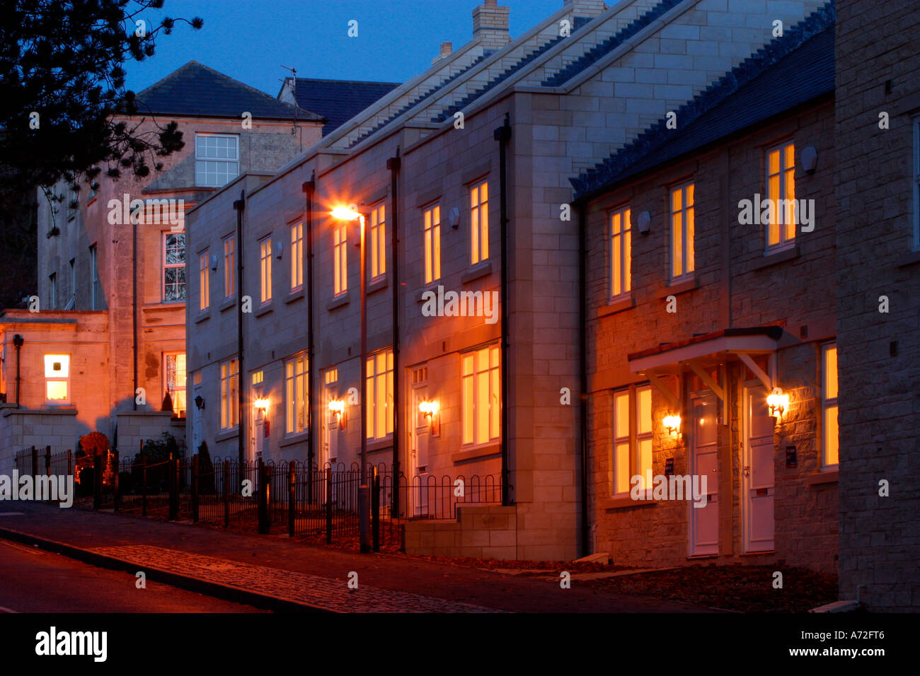 Terraced house uk night hi-res stock photography and images - Alamy