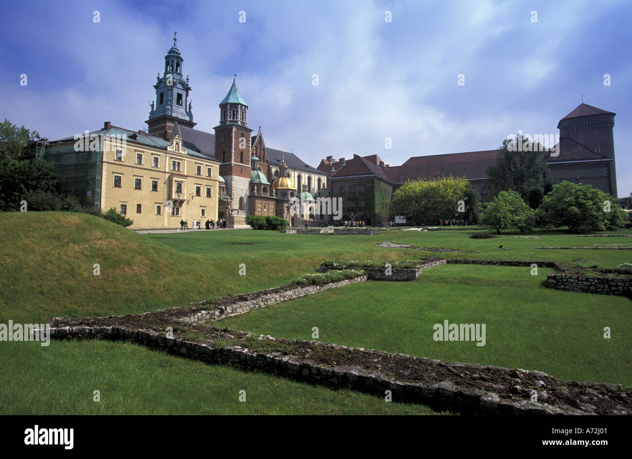 EUROPE, Poland, Krakow, Wavel Hill Wavel Cathedral and Wavel Castle ...
