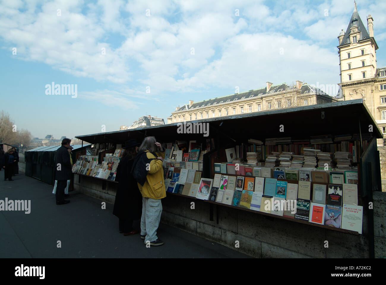 Bouquinistes along the seine hi-res stock photography and images - Alamy