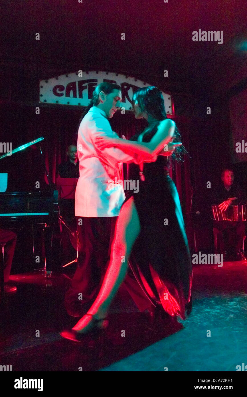 Tango dancers on the stage hi-res stock photography and images - Alamy