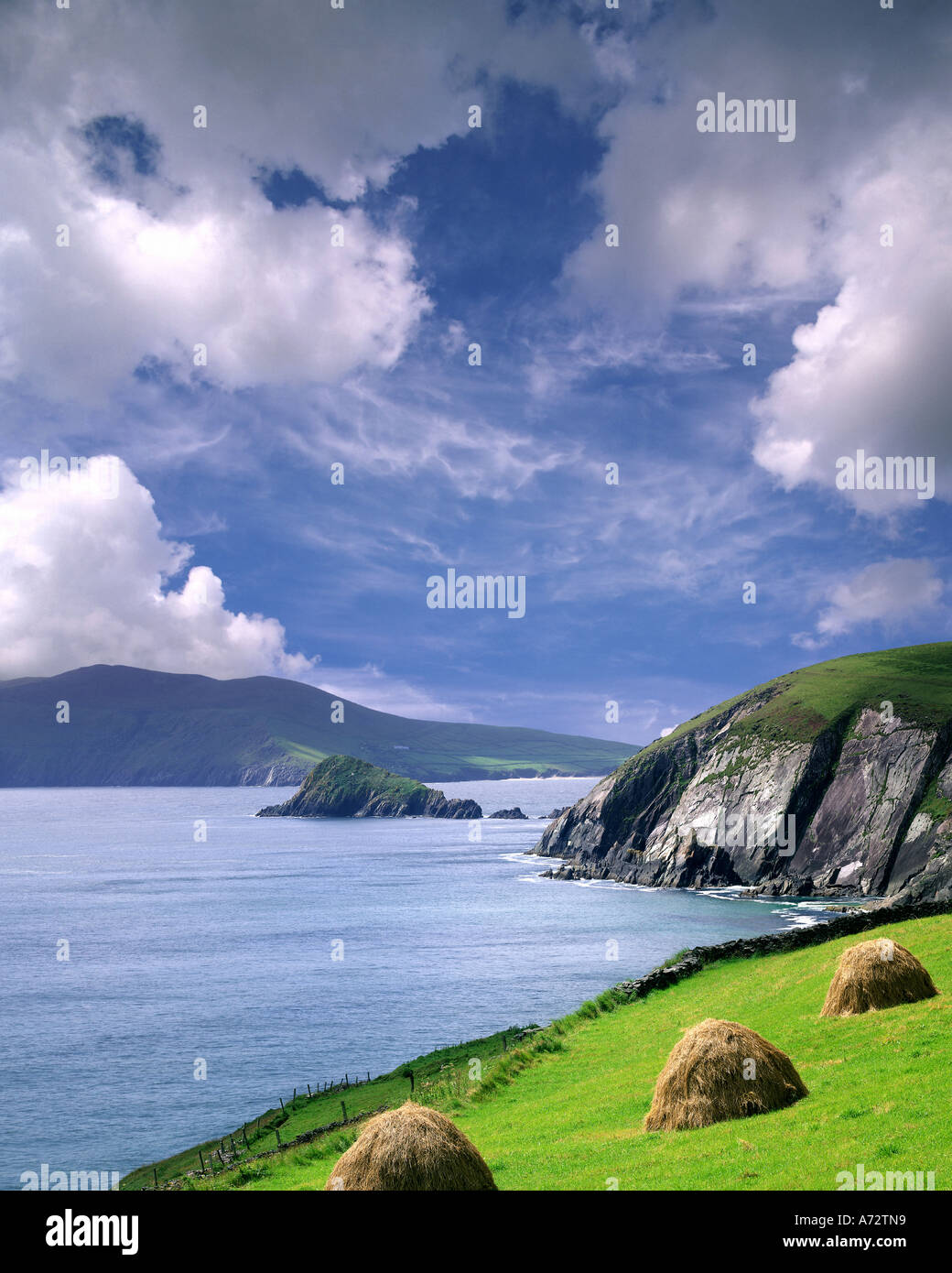Coastline on slea head hi-res stock photography and images - Alamy