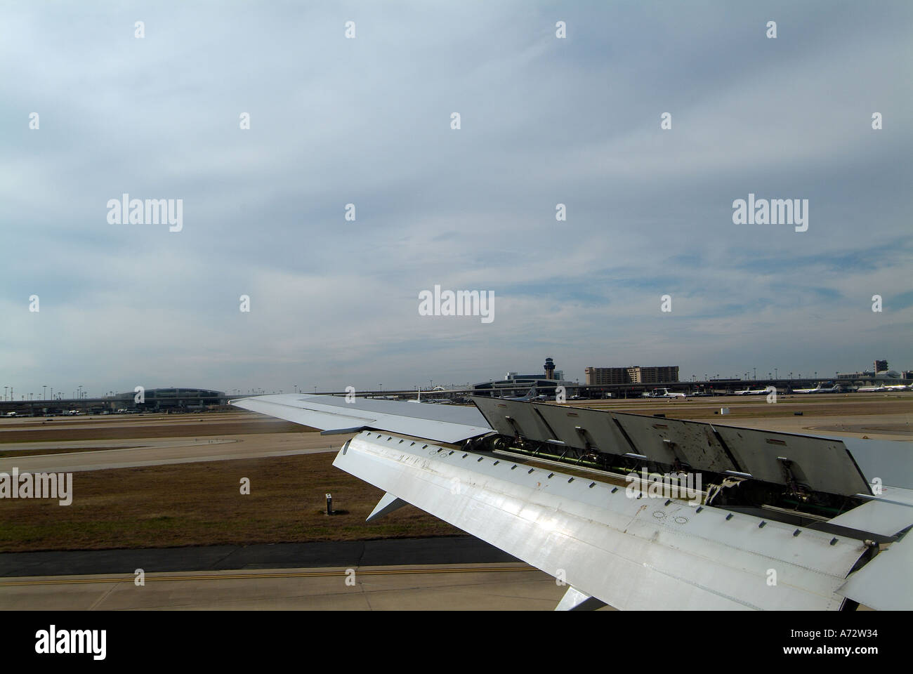 Airplane landing dallas hi-res stock photography and images - Alamy