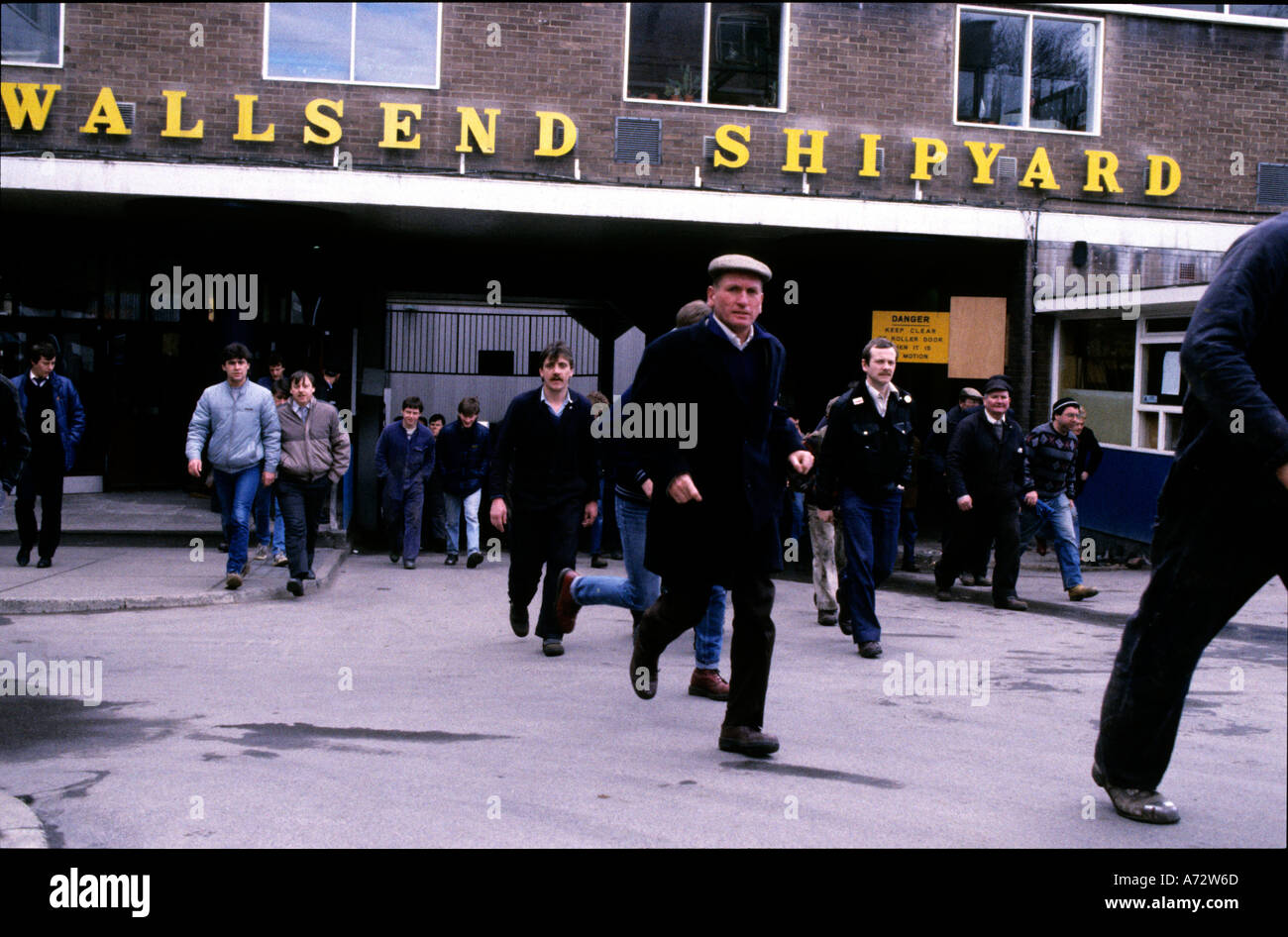 NEWCASTLE ENGLAND 1985 SWANHUNTERS WALLSEND SHIP YARD LUNCHTIME SHIFT ...