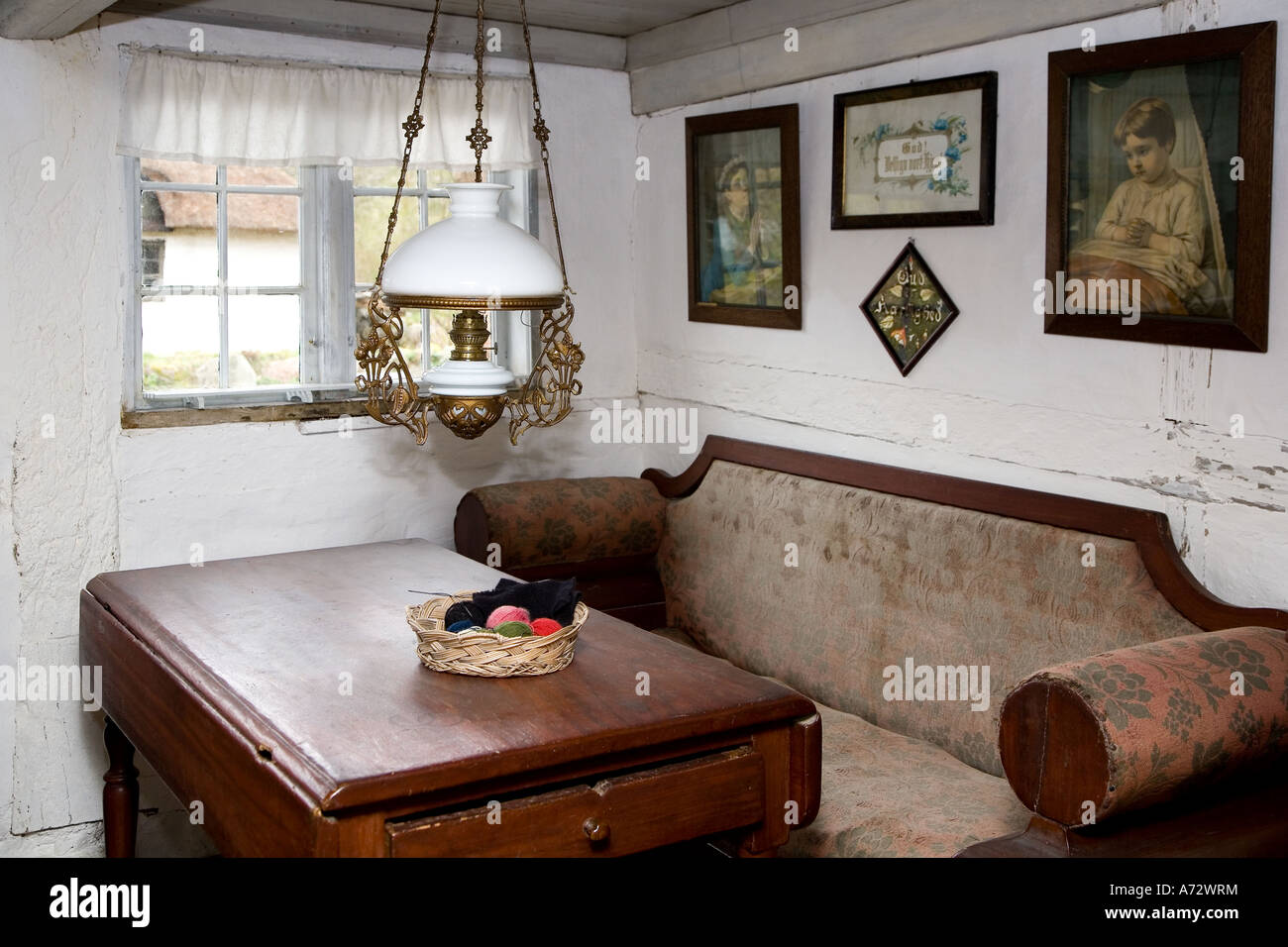 Old cottage interior hi-res stock photography and images - Alamy