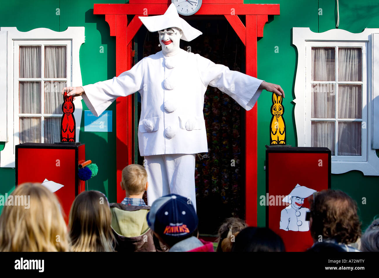 Magician entertaining the children Stock Photo - Alamy