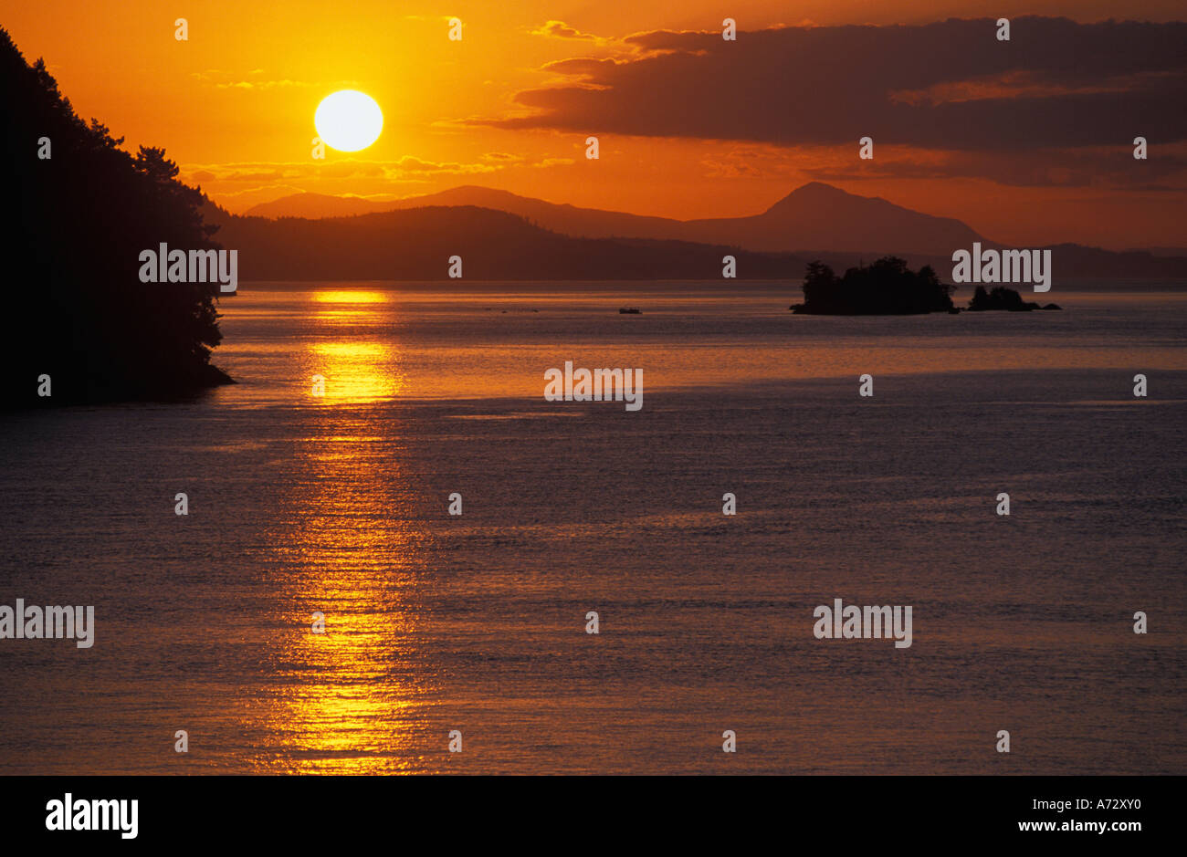 Islands lake by mountain hi-res stock photography and images - Alamy