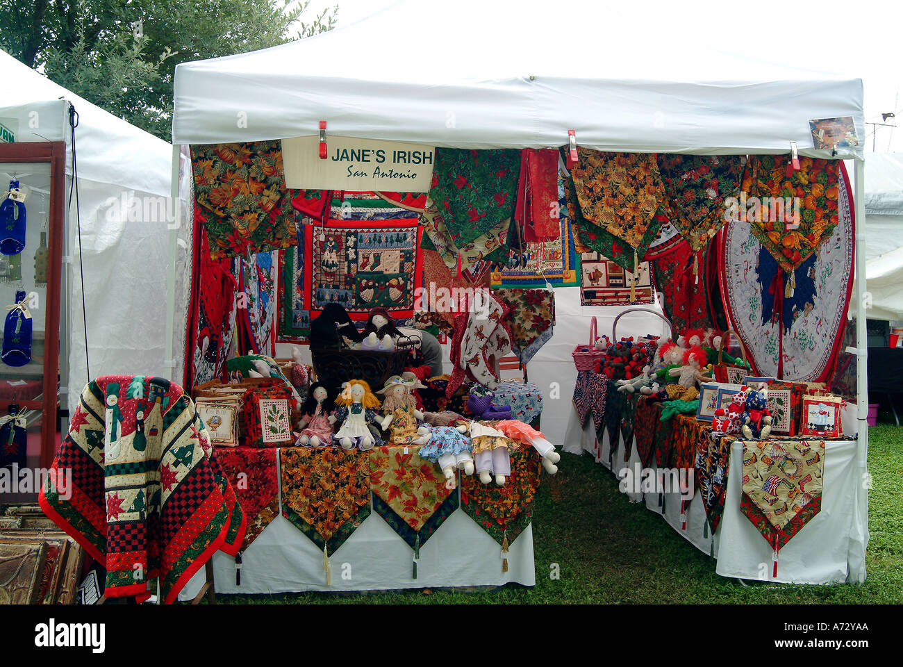 Texan gift booth during a craft market in Bandera Stock Photo - Alamy
