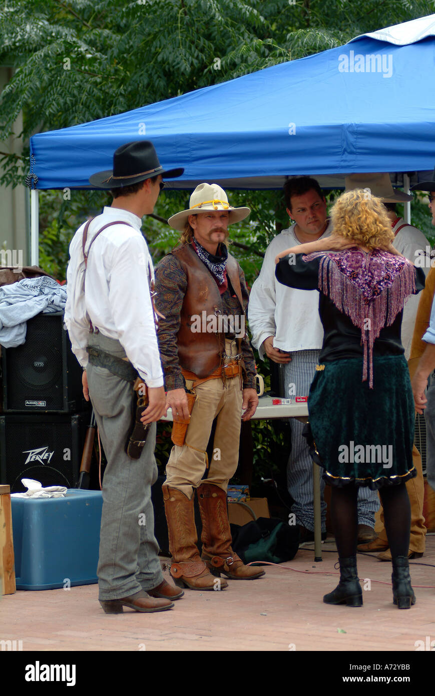 Western cowboys talking hi-res stock photography and images - Alamy