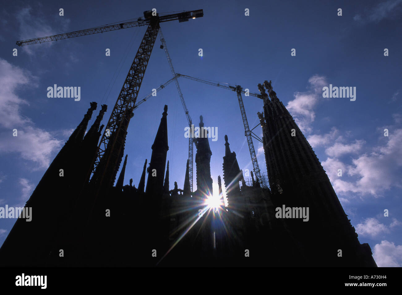 Silhouette of a building being constructed Stock Photo - Alamy