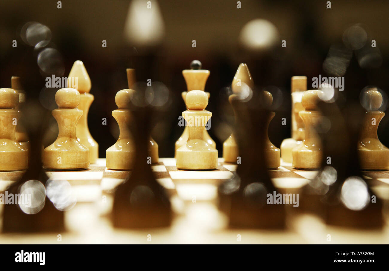 Chess game crown fight hi-res stock photography and images - Alamy