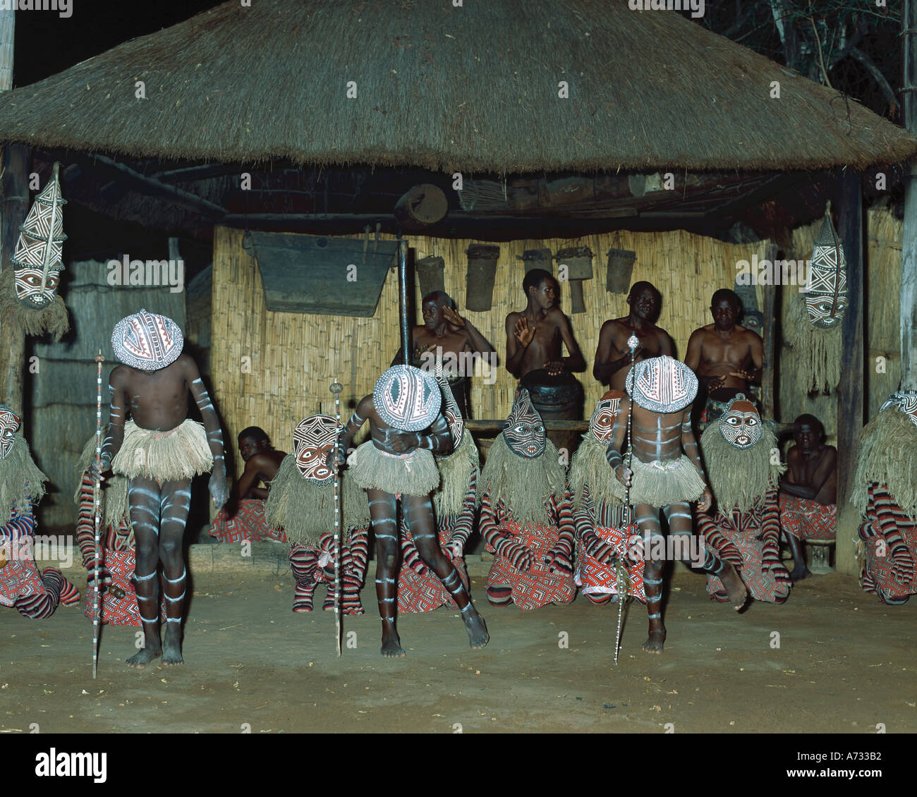 Zimbabwe dance hi-res stock photography and images - Alamy