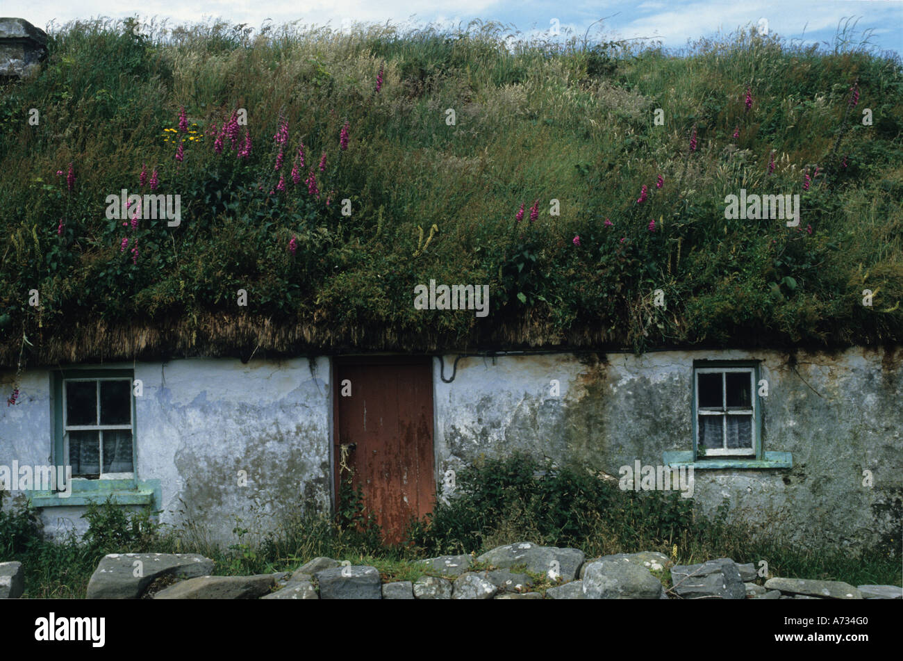 Clare cottage hi-res stock photography and images - Alamy