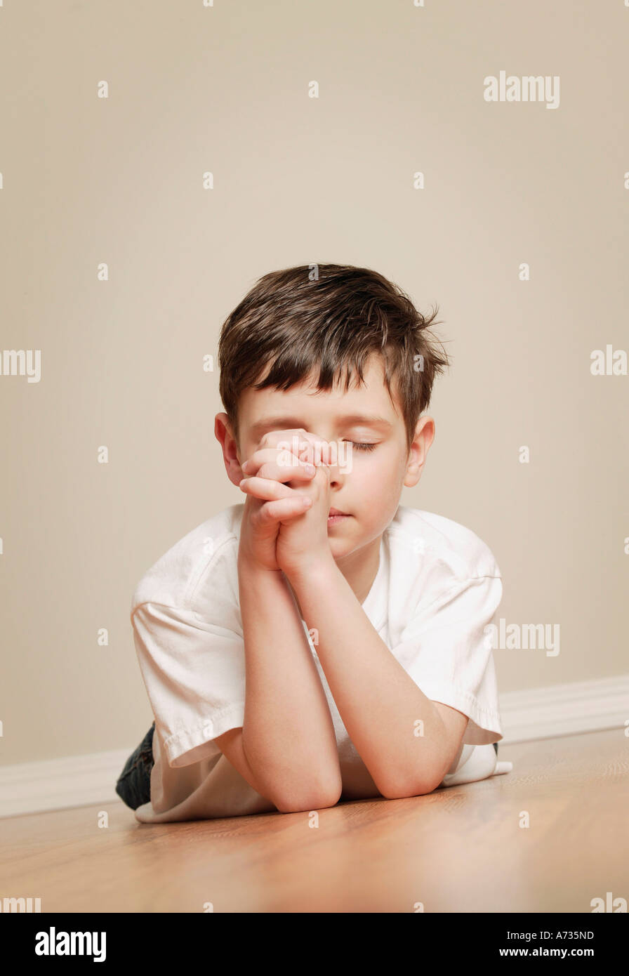 Young boy praying Stock Photo - Alamy