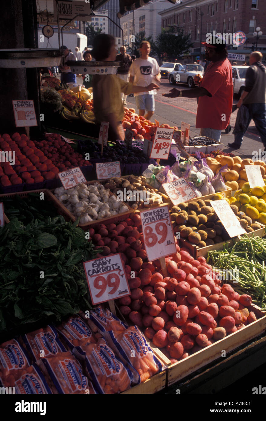 Market outdoor farmers seattle fruit hi-res stock photography and ...