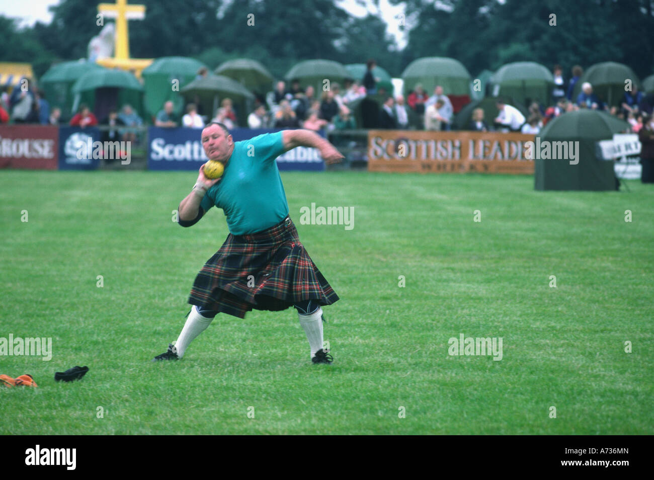 Man with skirt scotland hi-res stock photography and images - Alamy