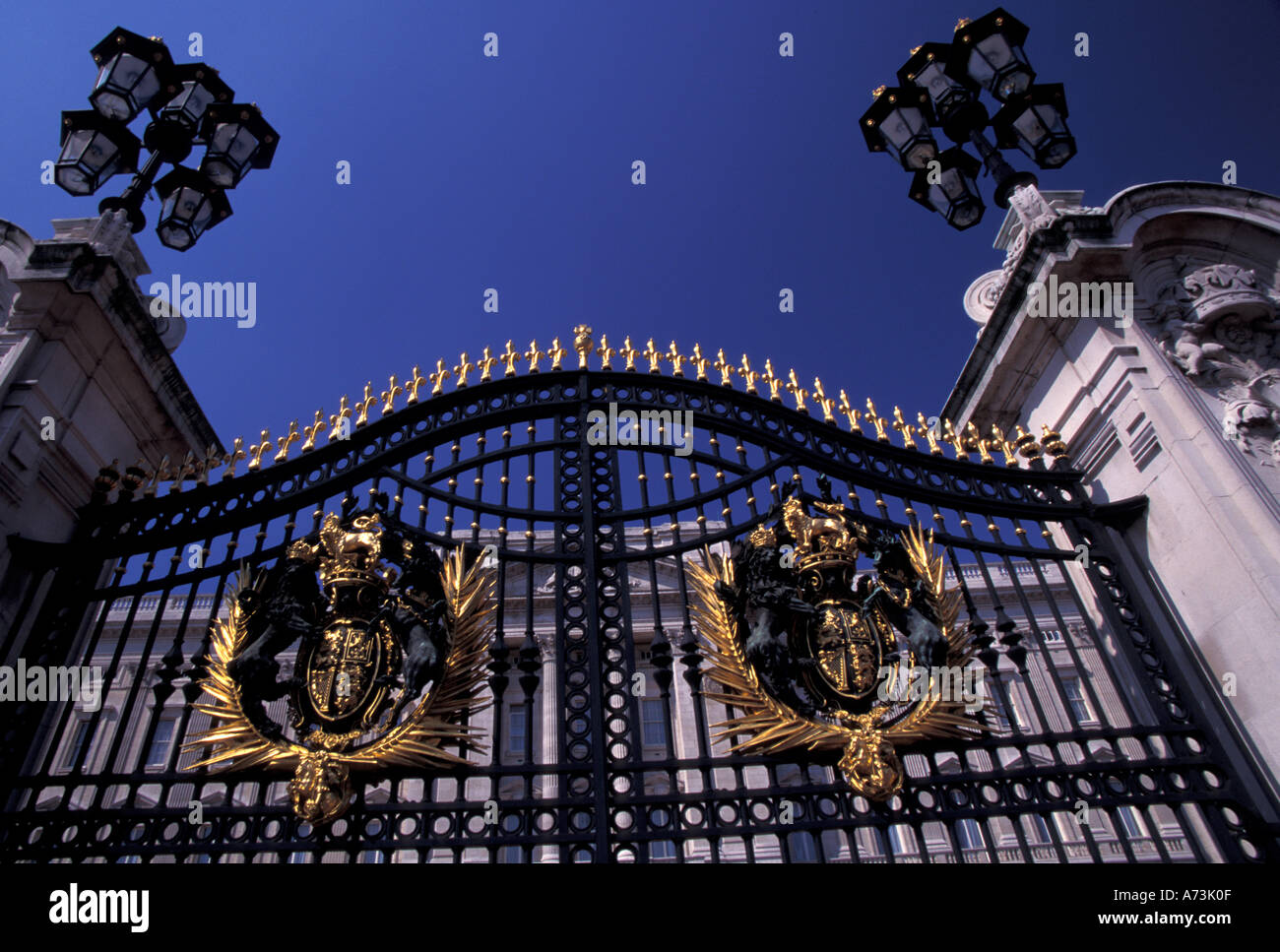 Entrance of buckingham palace hi-res stock photography and images - Alamy