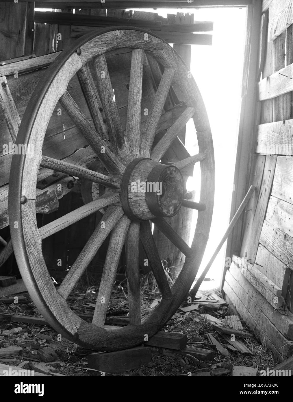 Old fashion wagon wheel Stock Photo - Alamy