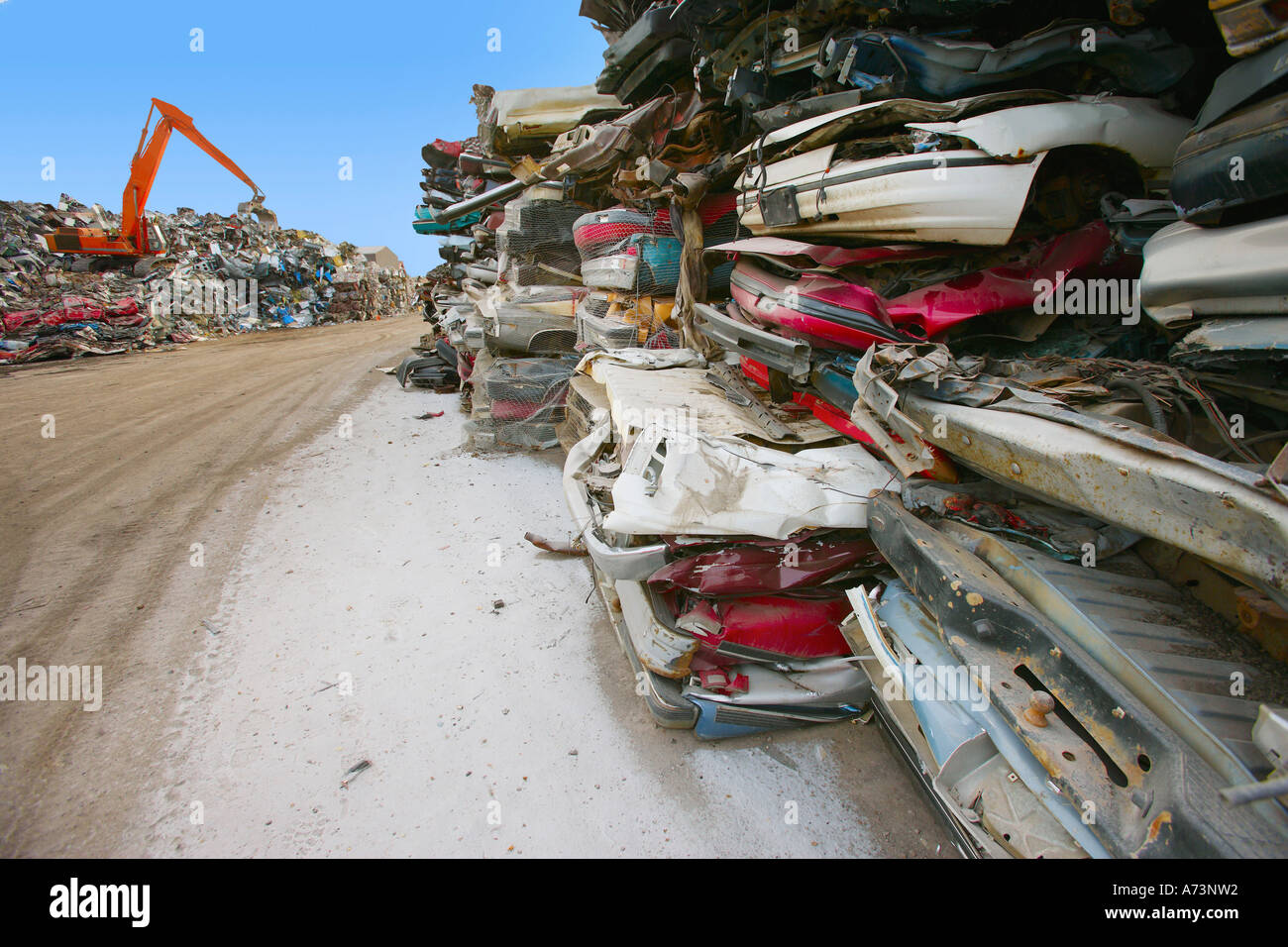 Scrap damaged cars hi-res stock photography and images - Alamy