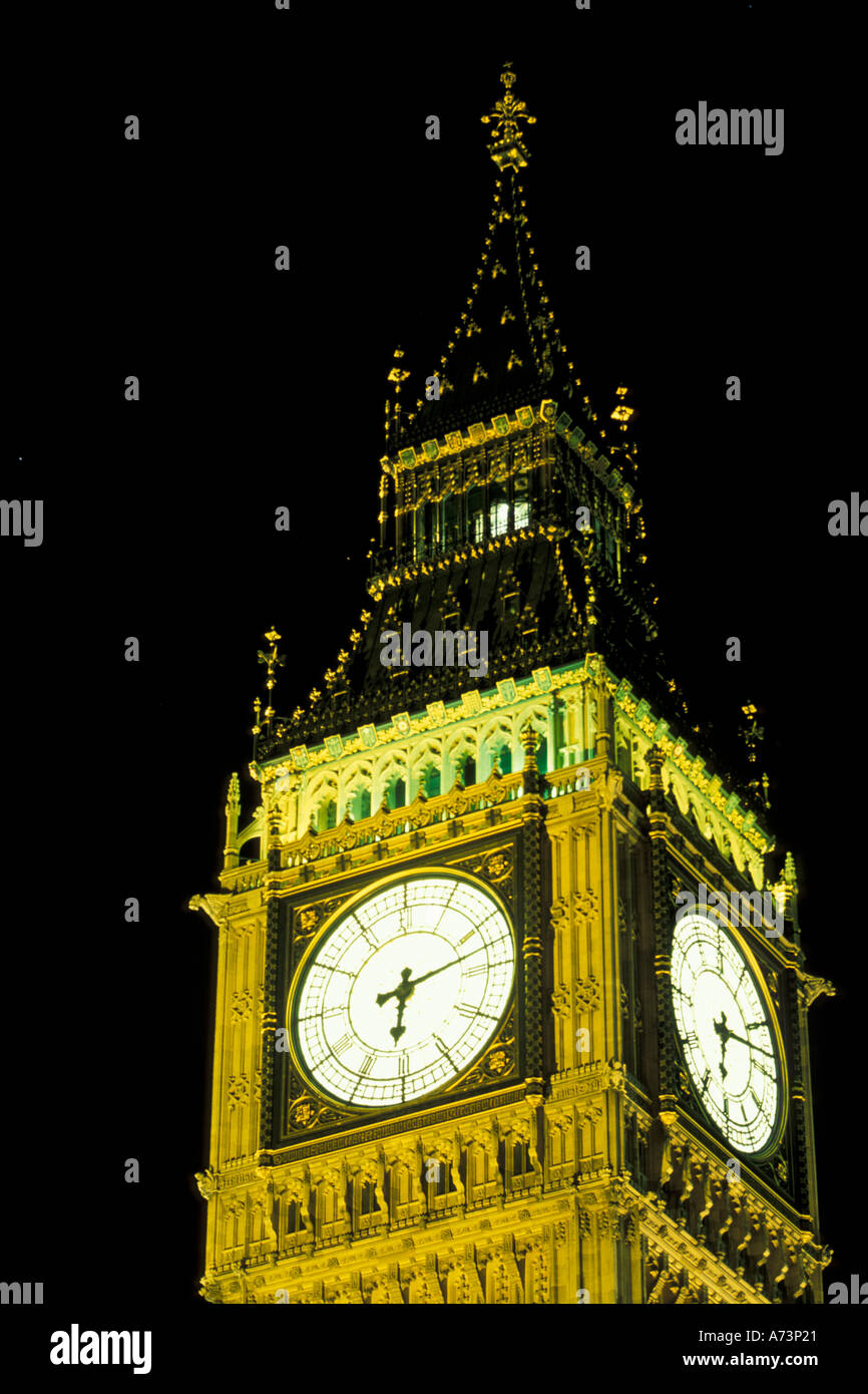England, London. Houses of Parliament and Big Ben clock tower at night ...