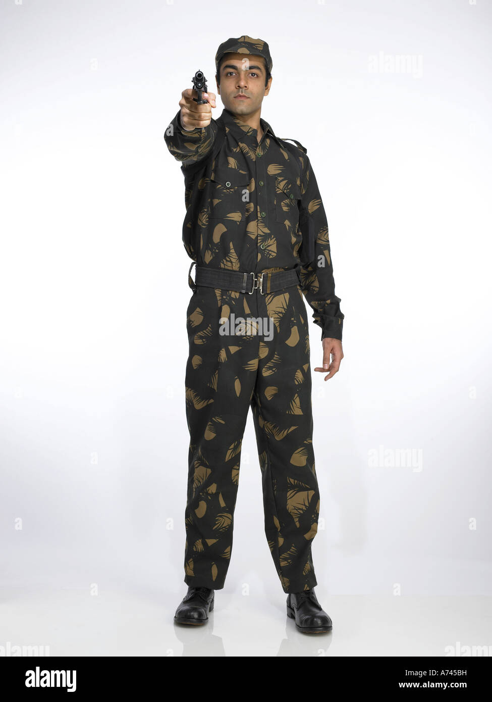 VDA 201707 Indian army soldier standing in relaxed position aiming ...