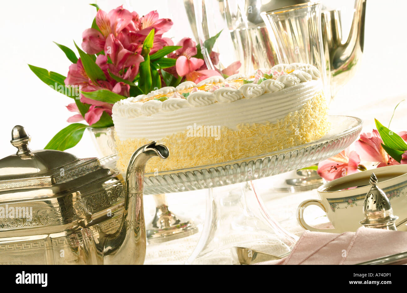 Table setting beautiful cake hi-res stock photography and images - Alamy