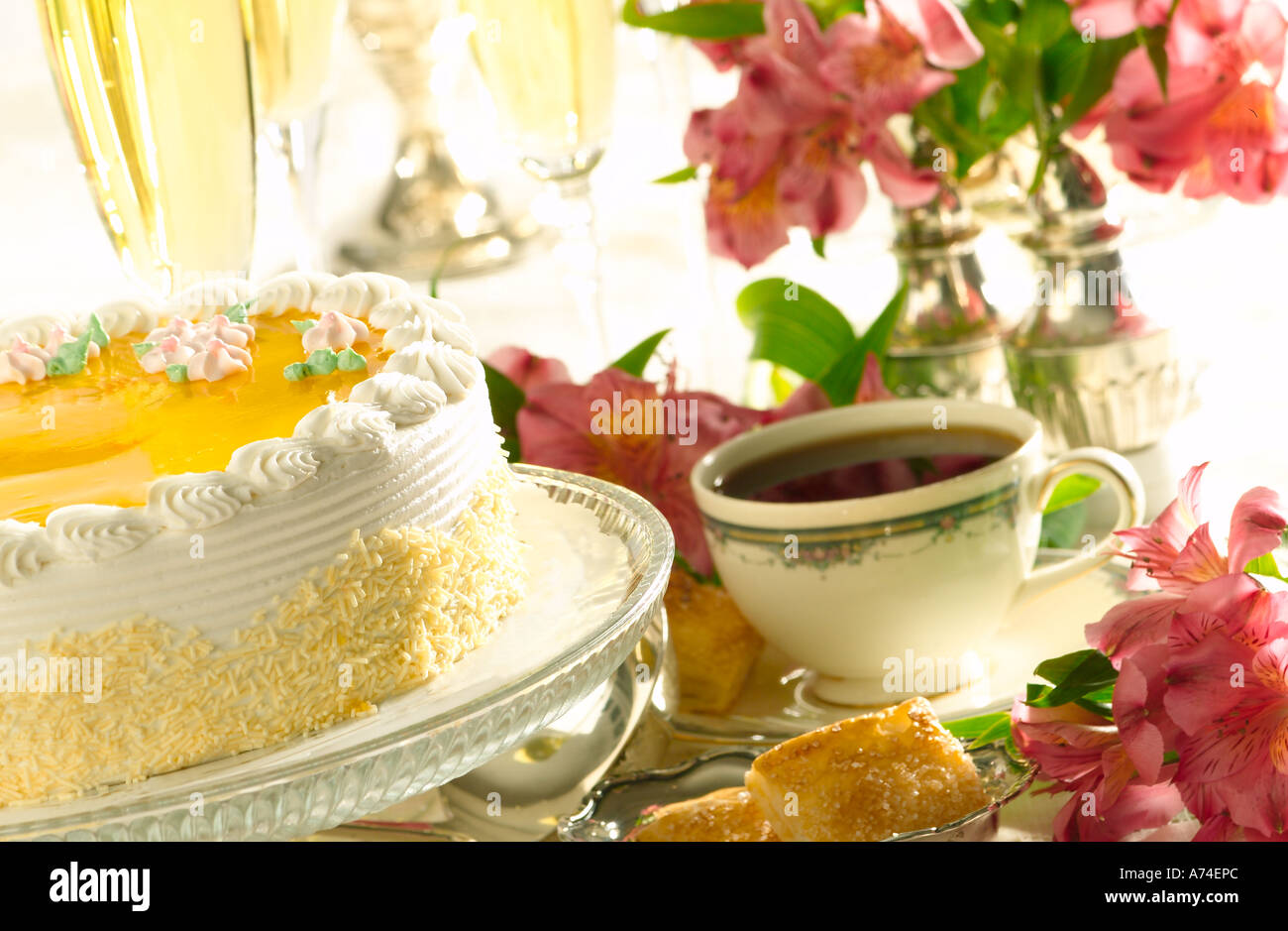 cake in table setting Stock Photo - Alamy