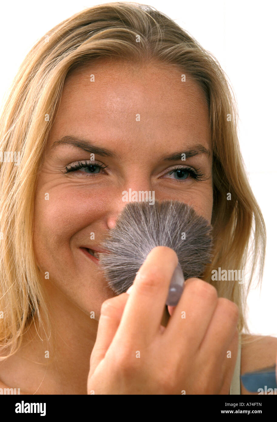 Woman putting powder on face Stock Photo - Alamy